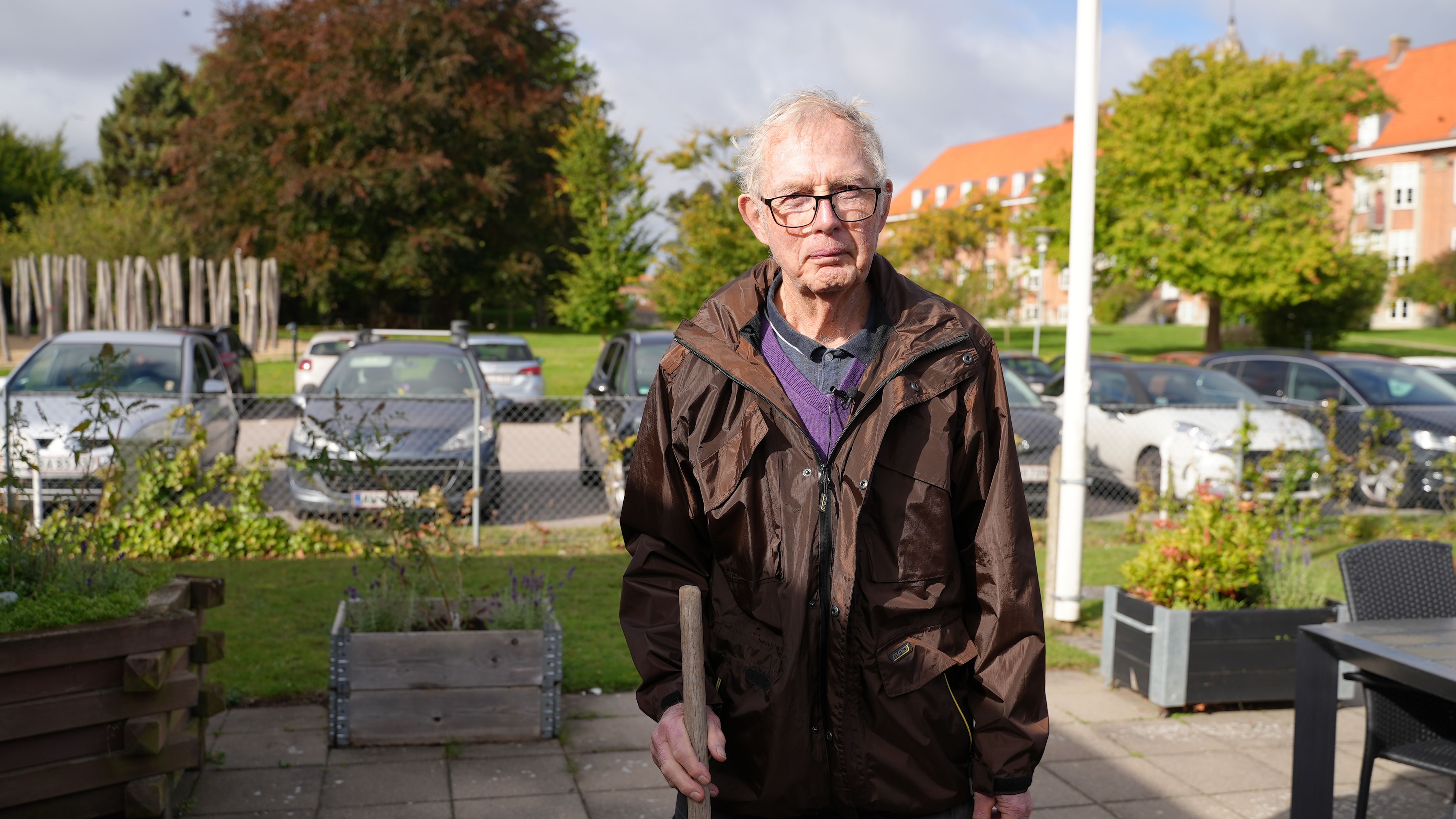 Henning holder sin demens tilbage ved at hjælpe til på plejecenteret Henning holder sin demens tilbage ved at hjælpe til på plejecenteret